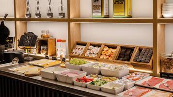 Buffet com diversos alimentos e acompanhamentos.