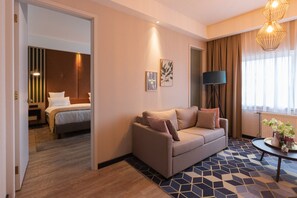 Estúdio Deluxe, 1 cama king-size e sofá-cama | Sala | TV de ecrã plano 