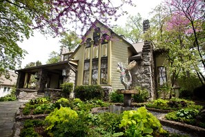 Stonehurst Place Bed & Breakfast Reviews, Deals & Photos 2023 - Expedia