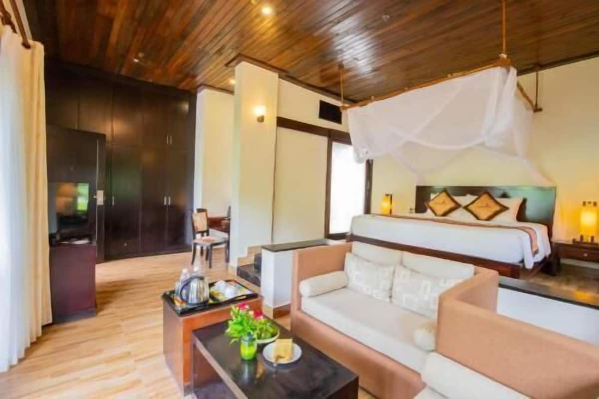 Frigobar, cofres nos quartos, escrivaninha, cortinas blackout