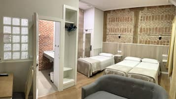 Quarto Triplo Standard | Secretária, ferro/tábua de engomar, Wi-fi grátis