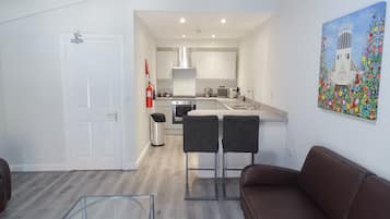 Apartamento, 3 quartos | Cofre no quarto, secretária, Wi-fi grátis, roupa de cama fornecida