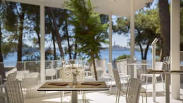 3 restaurantes, café da manhã, local e internacional