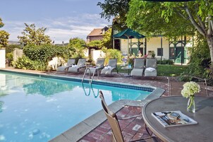 Piscina exterior, guarda-sóis, espreguiçadeiras