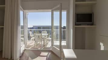 Apartamento Familiar, kitchenette, vista para a piscina | Vista do quarto