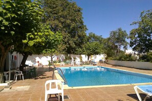 2 piscinas externas, funciona das 10h às 21h, guarda-sóis