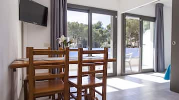 Apartamento standard, 1 quarto | 2 quartos, cofres nos quartos, berços (sobretaxa), Wi-Fi de cortesia