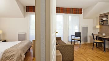Apartamento standard, 1 quarto | Área de estar | TV