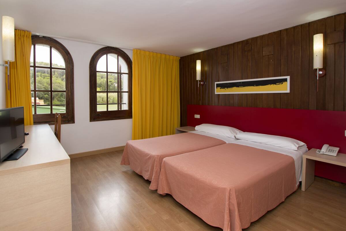Quarto Duplo (2 Adults) | Cofre no quarto, Wi-fi grátis, roupa de cama fornecida 