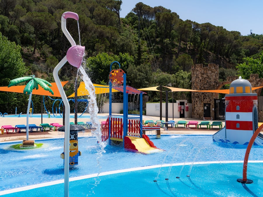 Piscina exterior, espreguiçadeiras