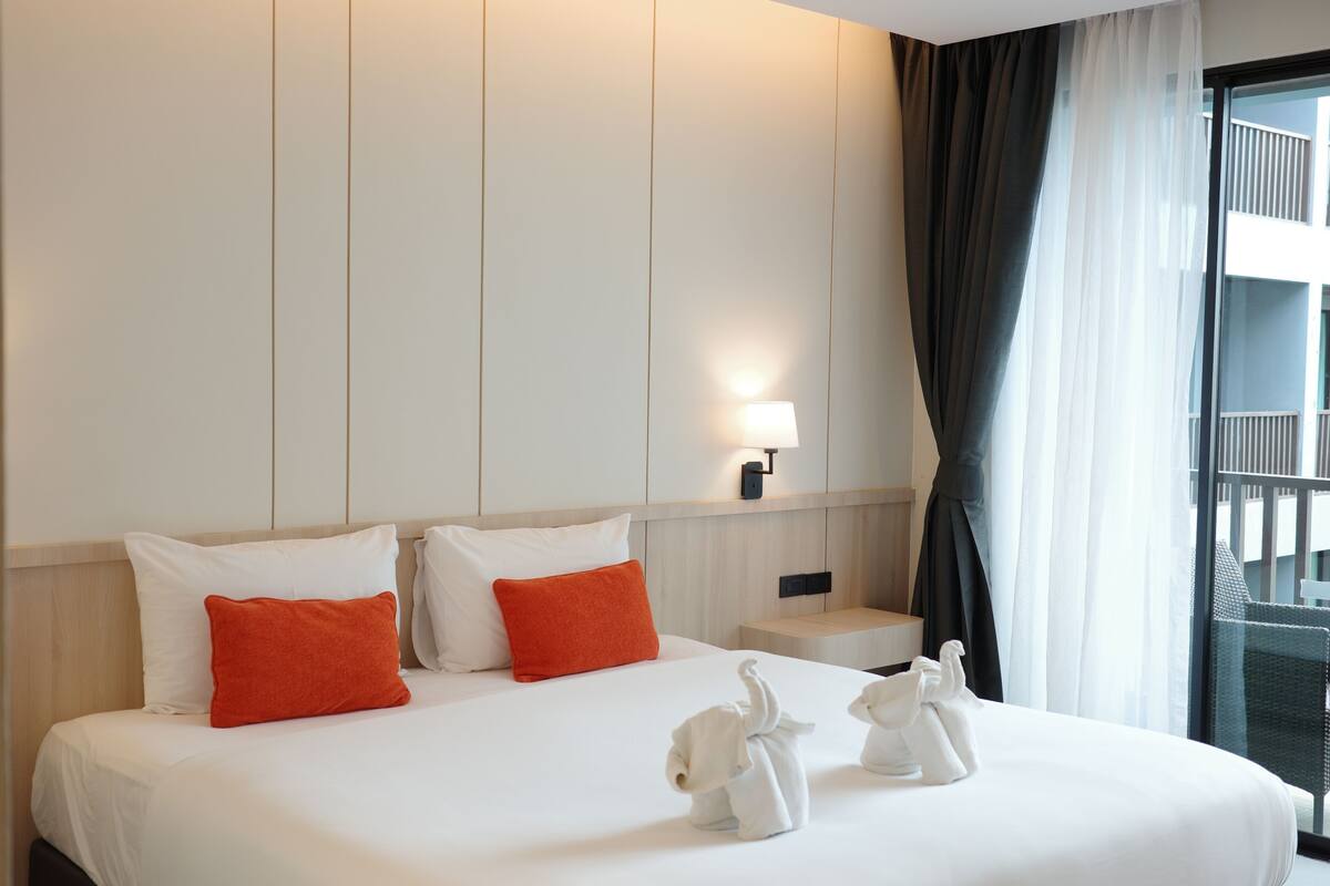 Quarto luxo, vista para a piscina | Roupas de cama premium, frigobar, cofres nos quartos, escrivaninha