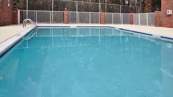 Piscina exterior sazonal