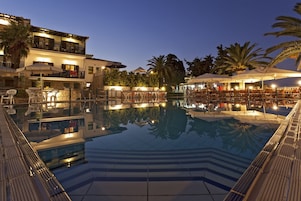 Piscina externa, funciona das 9h às 20h, espreguiçadeiras
