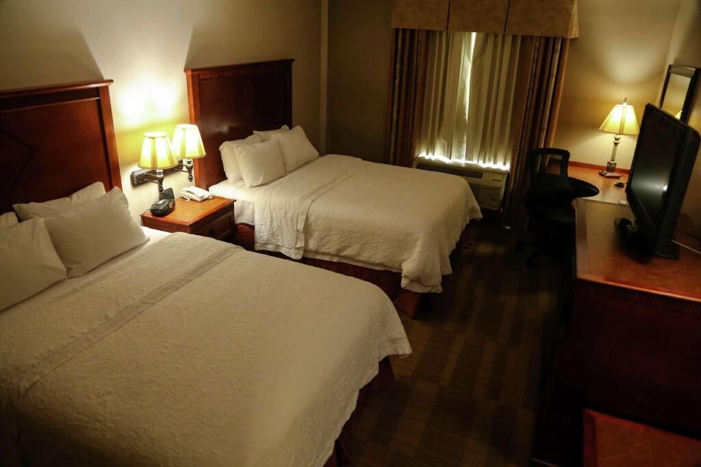 Cofres nos quartos, cortinas blackout, ferros/tábuas de passar roupa
