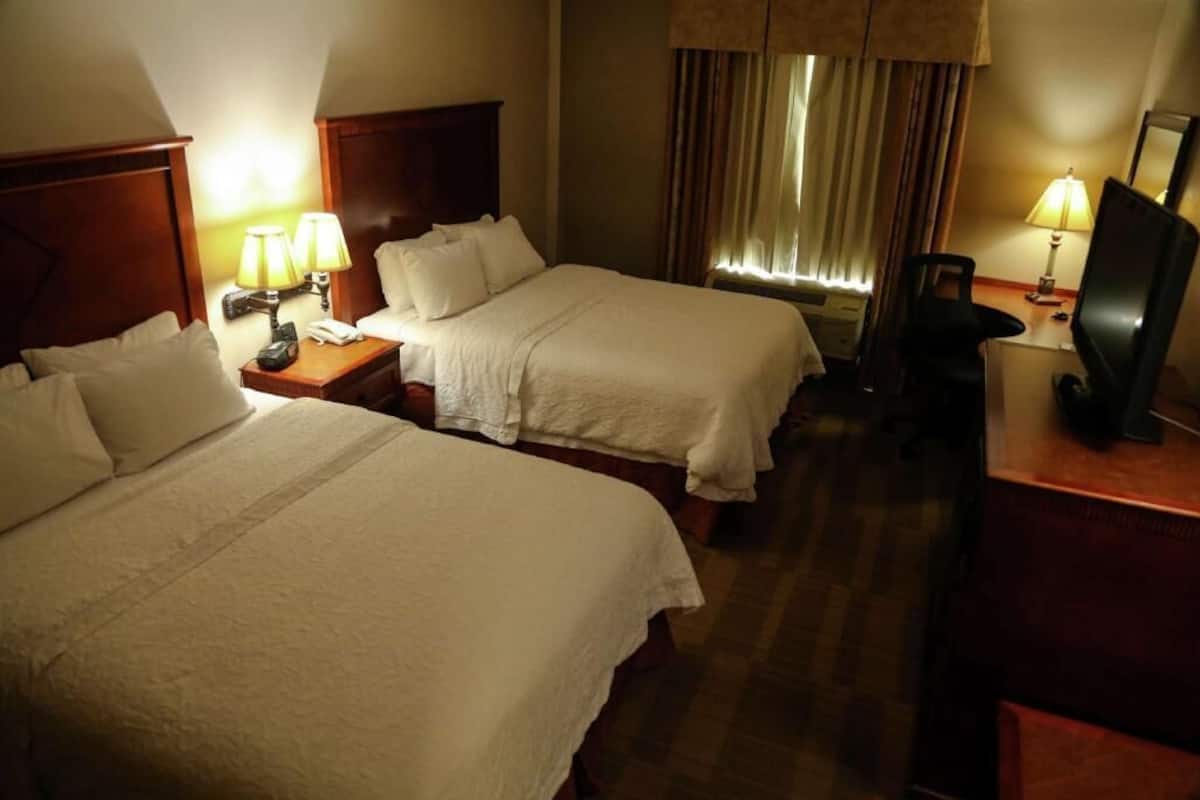 Cofres nos quartos, cortinas blackout, ferros/tábuas de passar roupa