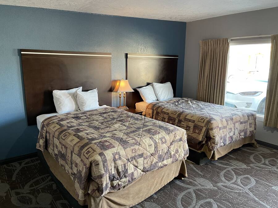 Quarto casal standard | Escrivaninha, cortinas blackout, Wi-Fi de cortesia, roupa de cama