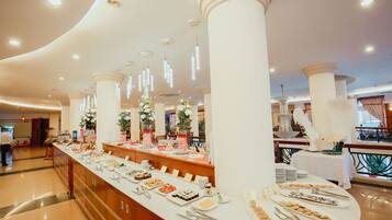 Pequeno-almoço tipo buffet diário mediante uma taxa