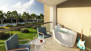 Varanda com vista para piscina e palmeiras, hidromassagem, um violão e duas cadeiras.