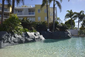 2 piscinas externas, espreguiçadeiras