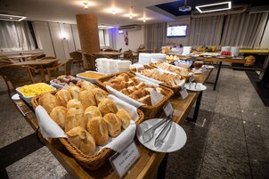 Café da manhã com buffet grátis todos os dias