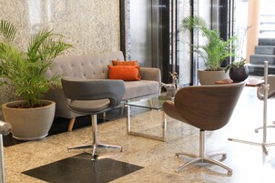 Área de estar no saguão