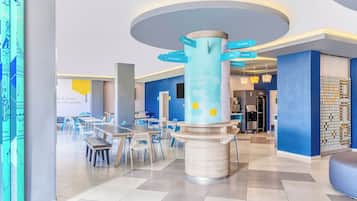 Café da manhã com buffet grátis todos os dias