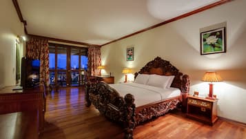 Presidential Suite Room | Minibar, cofre no quarto, secretária, ferro/tábua de engomar