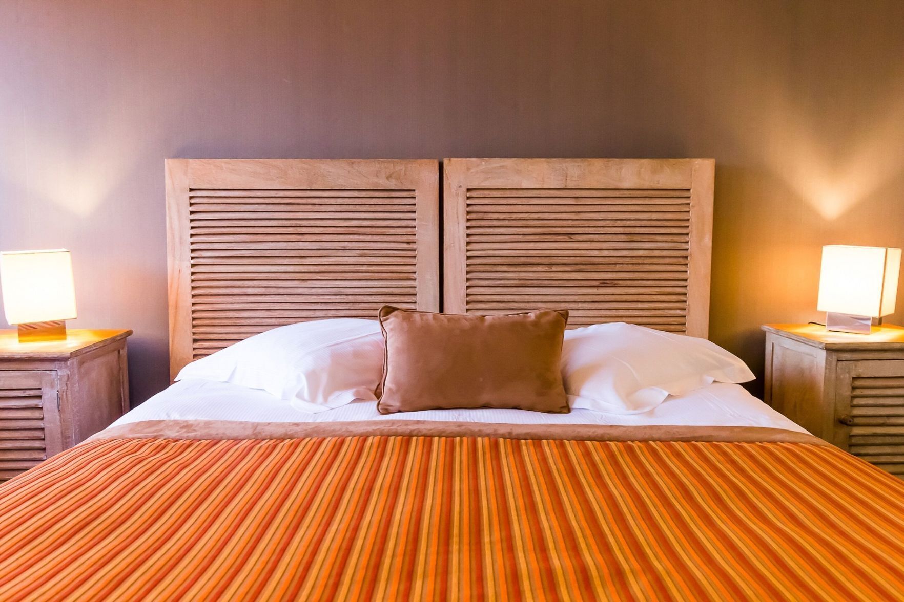 Minibar, cofre no quarto, com decoração personalizada, secretária 