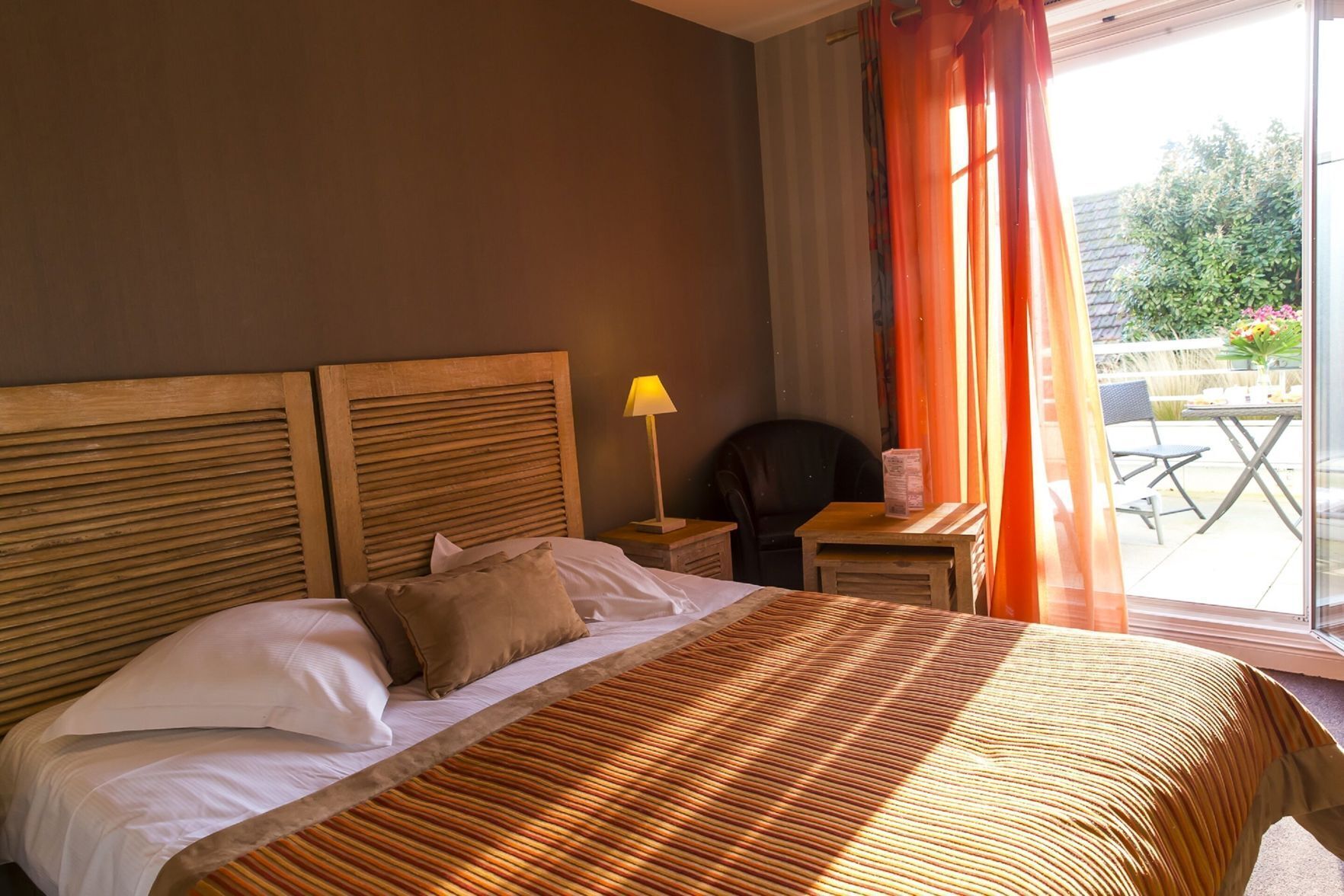 Minibar, cofre no quarto, com decoração personalizada, secretária 