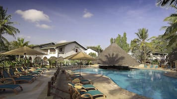 Piscina externa, guarda-sóis, espreguiçadeiras