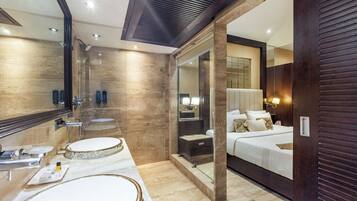 Quarto Premium | Casa de banho | Um polibã, produtos de higiene exclusivos, um secador de cabelo