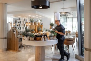 2 restaurantes: servem pequenos-almoços e jantares