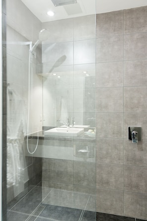 Suite Executiva, 1 cama king-size | Casa de banho | Toalhas fornecidas