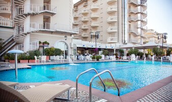 Piscina externa, guarda-sóis, espreguiçadeiras