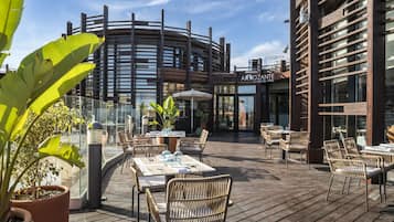 3 restaurantes, pequenos-almoços servidos, cozinha mediterrânica