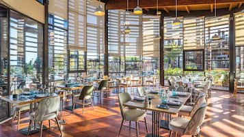 3 restaurantes, café da manhã, culinária mediterrânea
