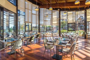 3 restaurantes, pequenos-almoços servidos, cozinha mediterrânica 