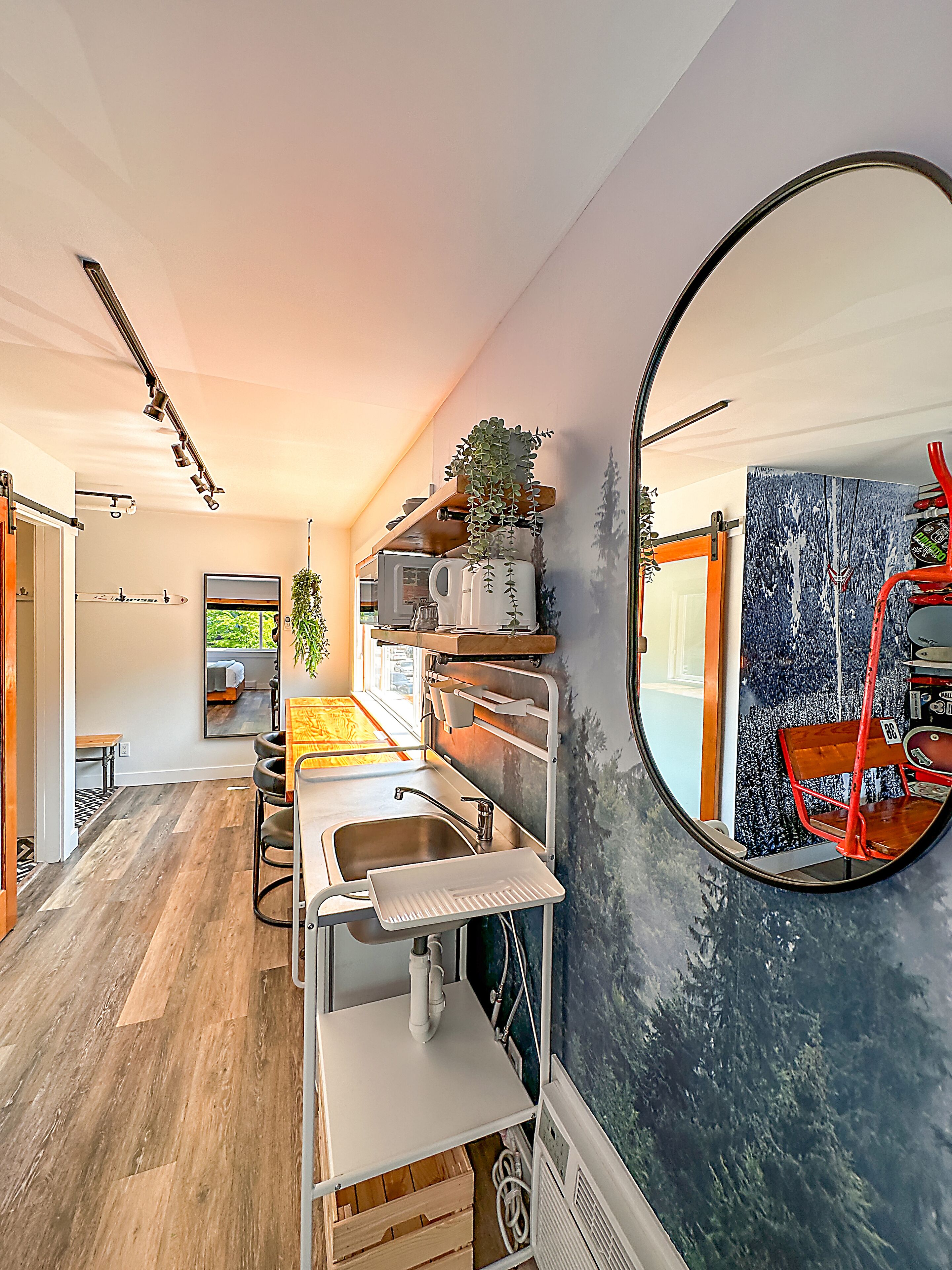 Quarto design, 1 cama King, cozinha americana, vista para a montanha | Frigobar, individualmente decorados, cortinas blackout