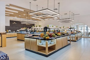2 restaurantes: servem pequenos-almoços, almoços e jantares
