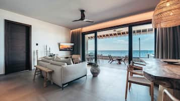 Penthouse de Luxo, 2 quartos, vista para o mar | Sala de estar | Smart TV de 43 polegadas com canais via satélite, televisor