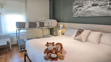 Quarto quádruplo | Cofres nos quartos, cortinas blackout, Wi-Fi de cortesia, roupa de cama