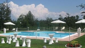 Piscina externa, guarda-sóis, espreguiçadeiras
