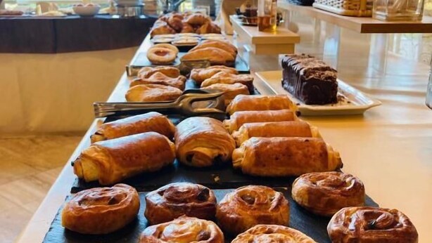 Café da manhã com buffet grátis todos os dias