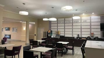 Café da manhã completo grátis todos os dias