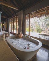 Suite Superior | Casa de banho | Um polibã e uma banheira separados, uma banheira de imersão total 