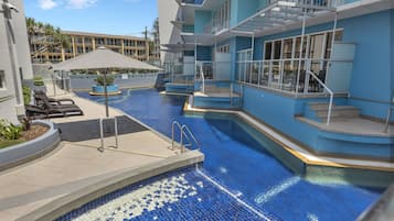 Piscina exterior, espreguiçadeiras