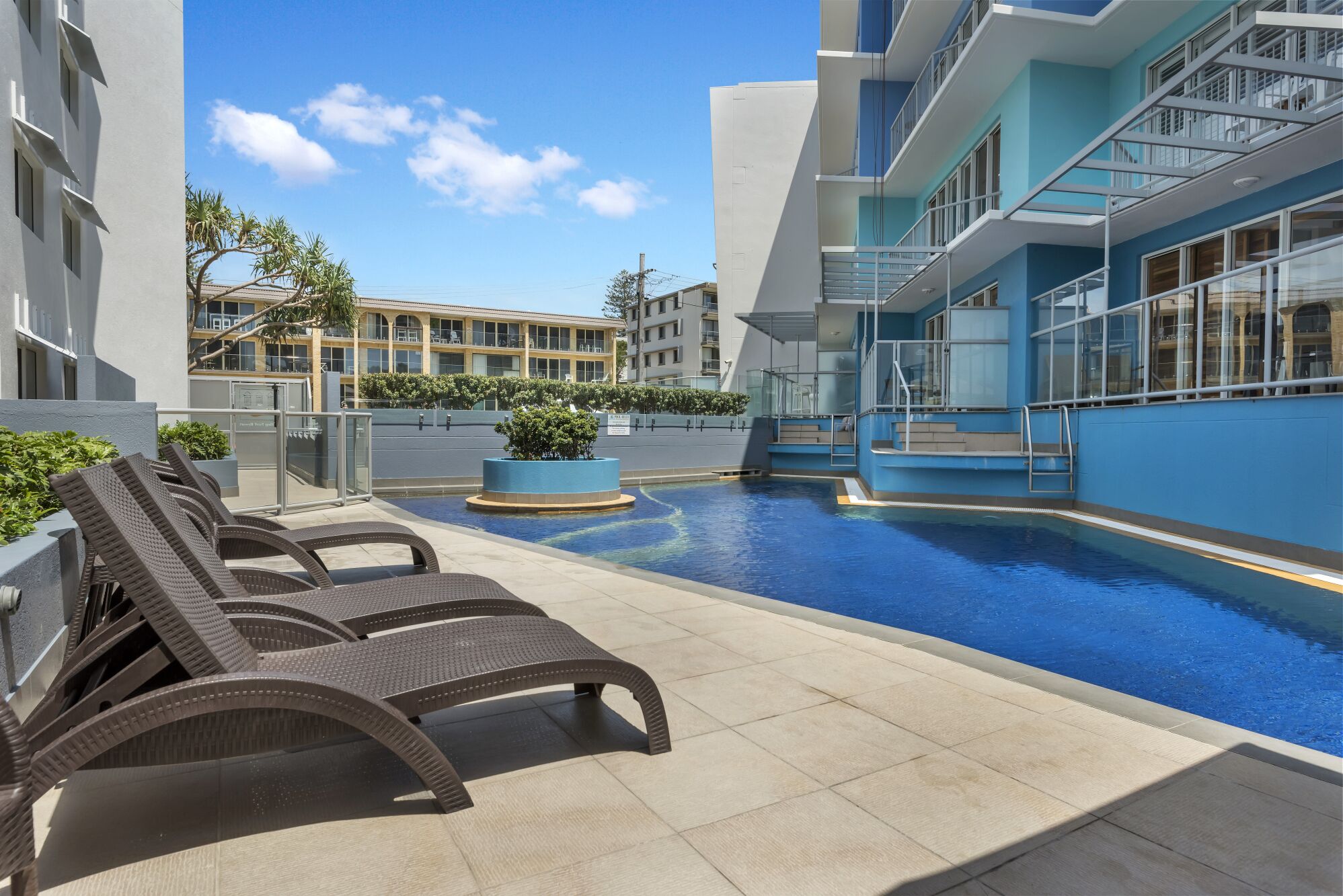 Piscina externa, espreguiçadeiras