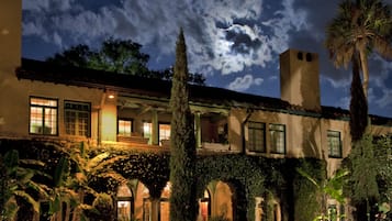 Fachada da propriedade à noite