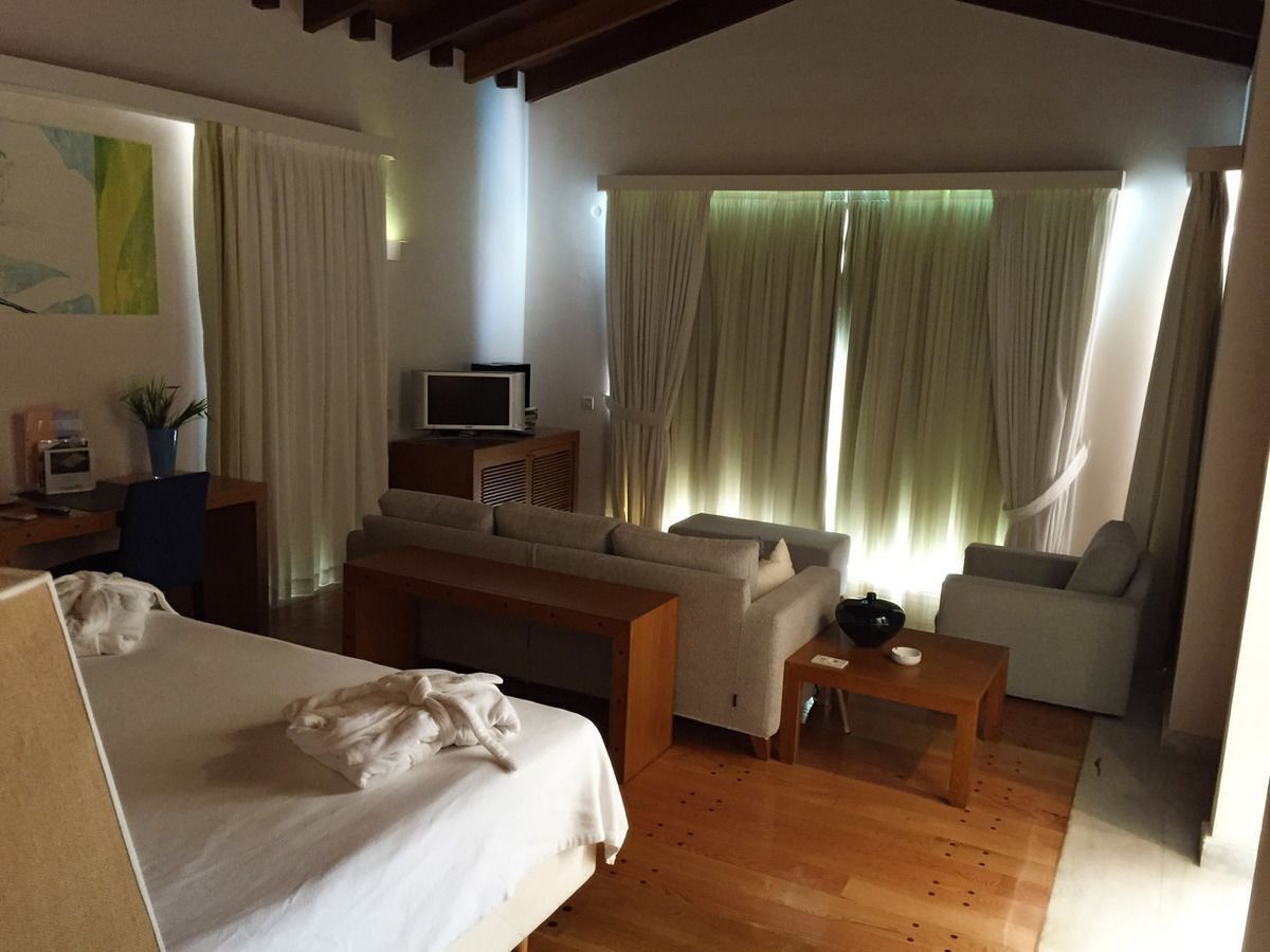 Frigobar, cofres nos quartos, escrivaninha, Wi-Fi de cortesia