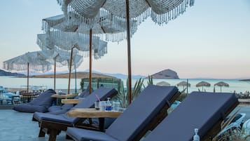 Piscina externa sazonal, funciona das 9h30 às 23h30, guarda-sóis